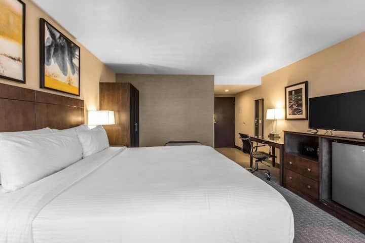 Relax In Our King Room Near Famous Destinations - Laguna Hills, CA