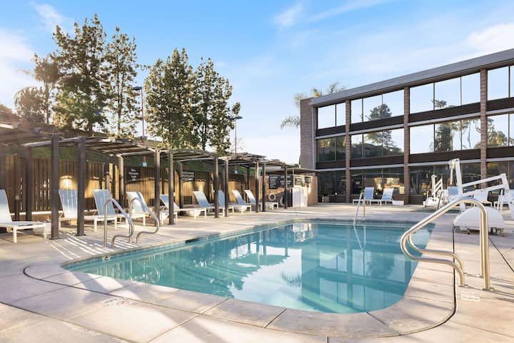 Minutes From Laguna Beach + On-site Dining & Pool - Mission Viejo, CA