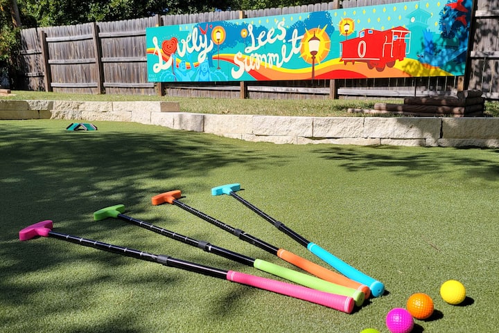 The Bayles Bungalow: Puttputt, Sleeps 10,walkable - Pleasant Hill, MO