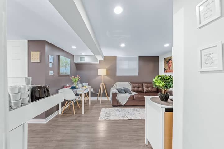 Private Entrance, Equipped Kitchen, Parking - Newmarket