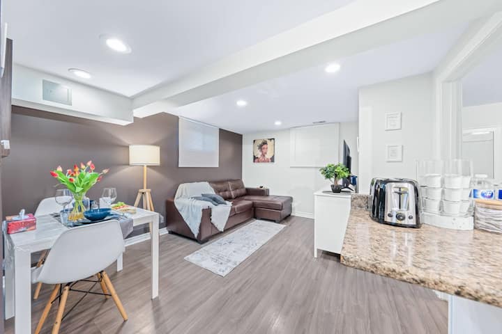 Private Entrance, Equipped Kitchen, Parking - Bradford, ON, Canada