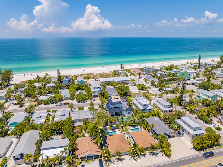 Pineapple Paradise! 1 Block To Beach Access! - Anna Maria Island, FL