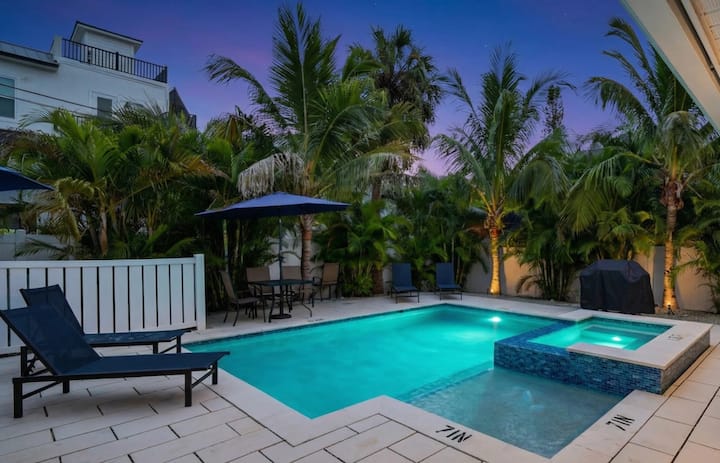 Steps To Beach |Heated Pool + Spa|central Location - Anna Maria Island, FL