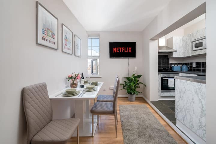Aldgate, London • Cosy Two Bedroom Apartment - London