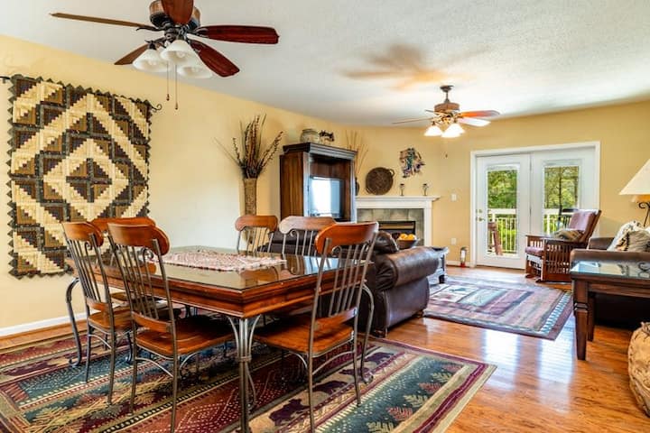 Two Bedroom Retreat With Pools - The Island in Pigeon Forge, Pigeon Forge