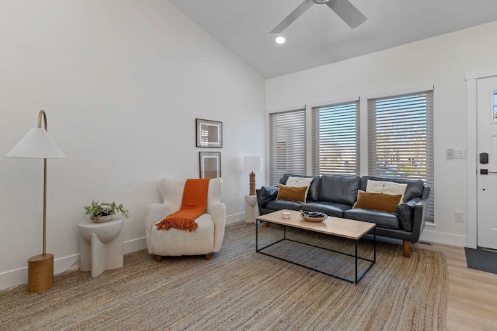 Spacious Home W/ Game Room, Hot Tub & Sauna! - Broomfield
