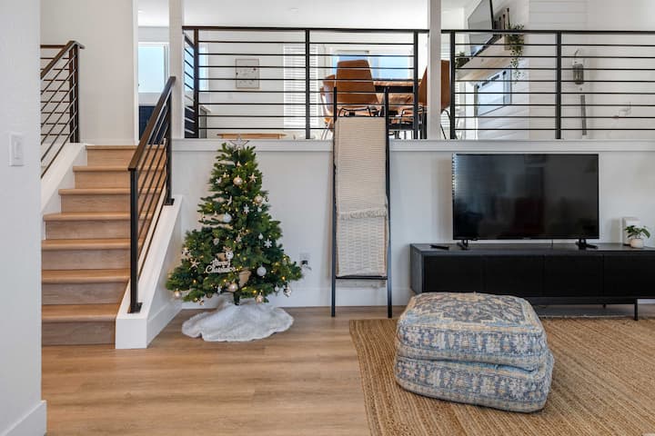 Spacious Home W/ Game Room, Hot Tub & Sauna! - Broomfield