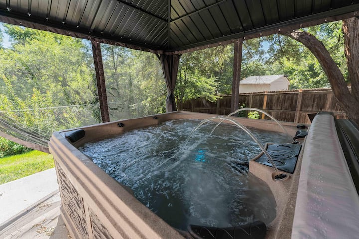 Spacious Home W/ Game Room, Hot Tub & Sauna! - Broomfield, CO
