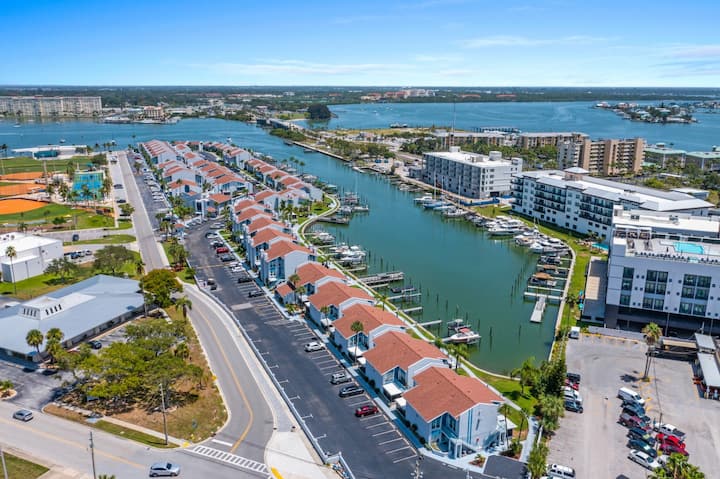 Madeira Beach | Walking Distance | Sleeps 4 - Madeira Beach, FL