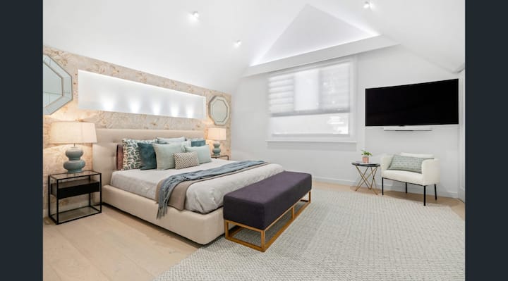 Spacious Elegance In Newtown - Carlton