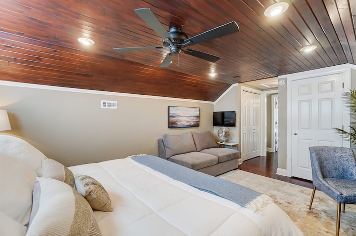 Uptown Stunner W/ Hot Tub & Foosball | King Suit - Charlotte, NC
