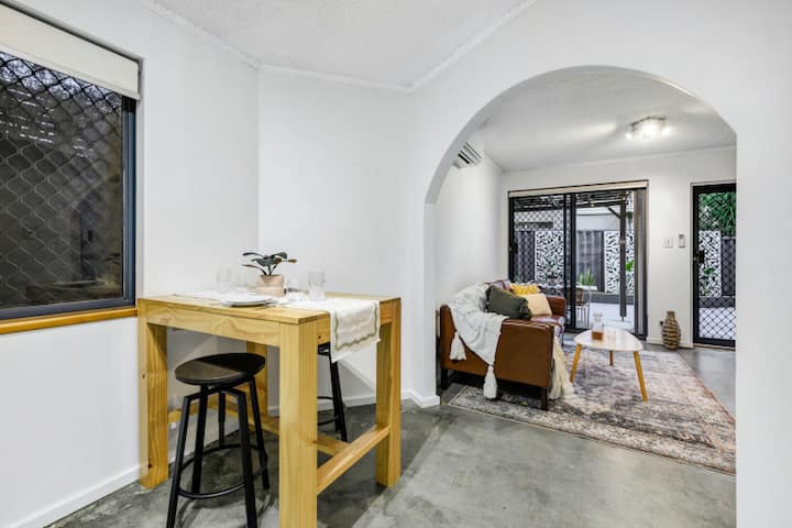Spacious 1br With Courtyard, Walk To The River - Perth