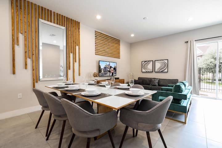 Cozy & Fun 4 Bd W/ 4 Lavish Suites Near Disney! - Celebration, FL