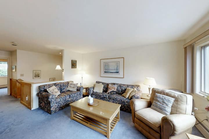 Mountain-view 3br With Pool, Hot Tub, Sauna, Gym - Stowe, VT
