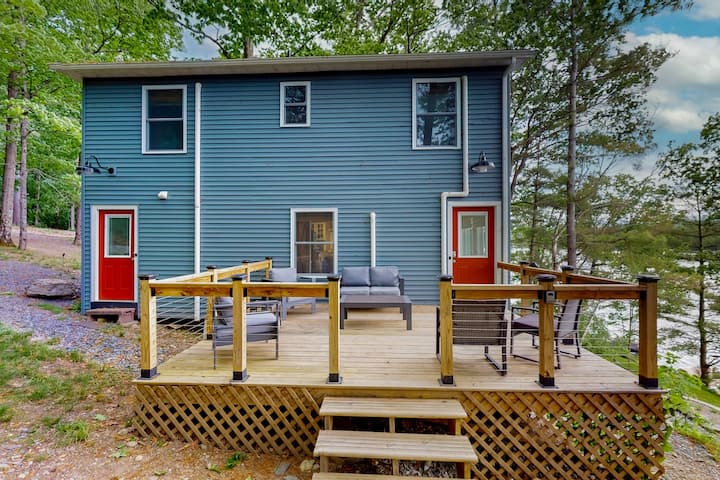 Lakefront 4br With Dock, Secluded Deck & Firepit - Castleton, VT