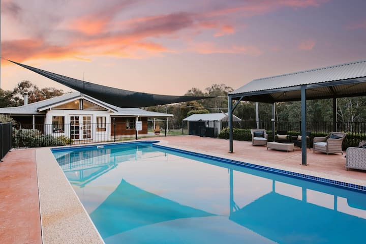 Wilpine: Poolside Country Luxury Near Town - 