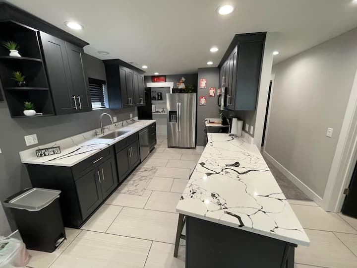 Upper Huge 3 Bedroom Home 02 - 오마하