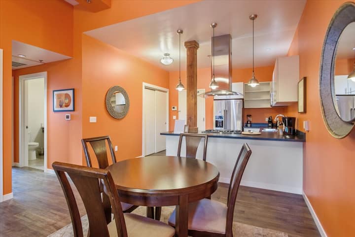 Bright & Bold 2br/2ba W/ Vaulted Ceilings + Laundr - ポートランド, OR