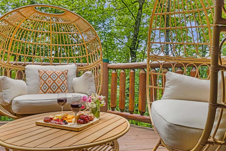 Firefly Lodge; Views, Theatre, Game Room, Hot Tub - Bryson City, NC