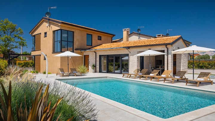 Luxury Villa Pedena With Pool And Jacuzzi In Porec - Vrsar