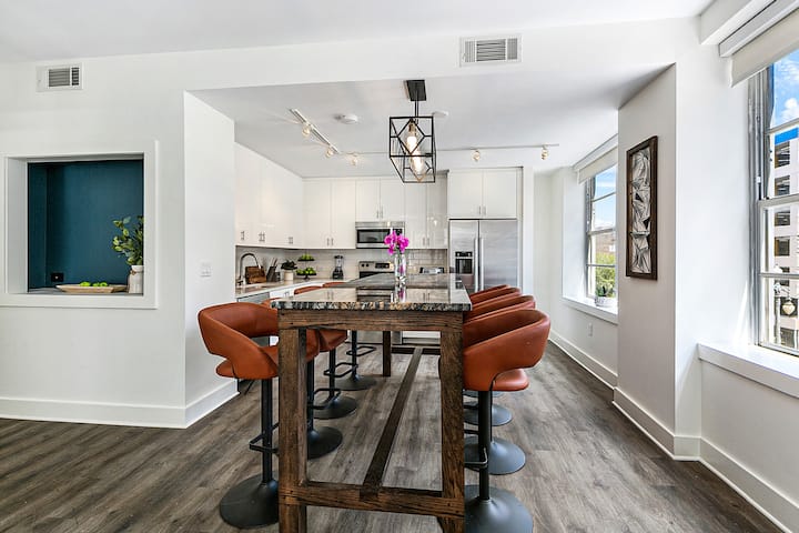 Chic 4br Condo In California Building - New Orleans, LA