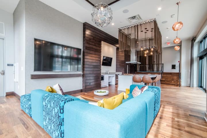 Relax In A Chic Dt Corner Unit With Free Parking - Indianapolis, IN