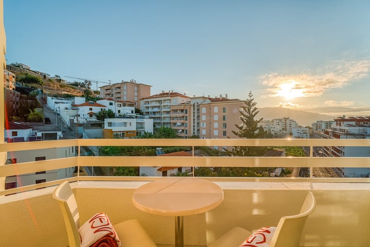 Relaxing Getaway Awaits! Beachfront, Onsite Pool! - Funchal