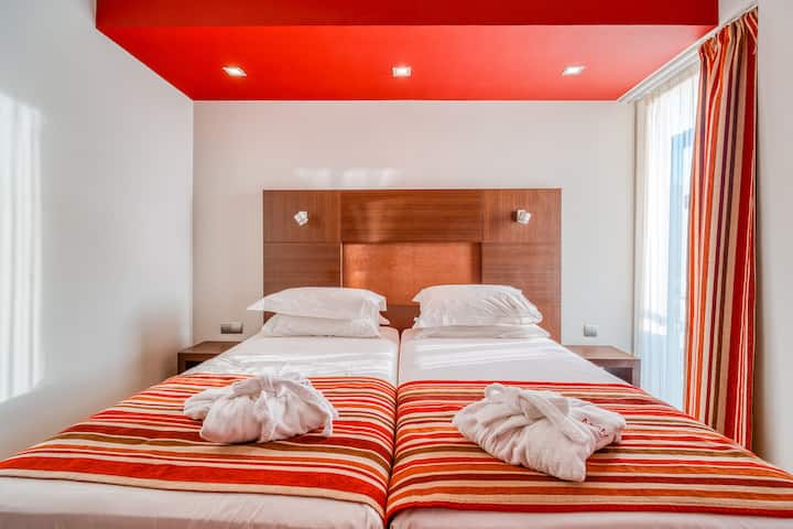 Beachfront Hotel: Outdoor Pool, Mountain View - Funchal