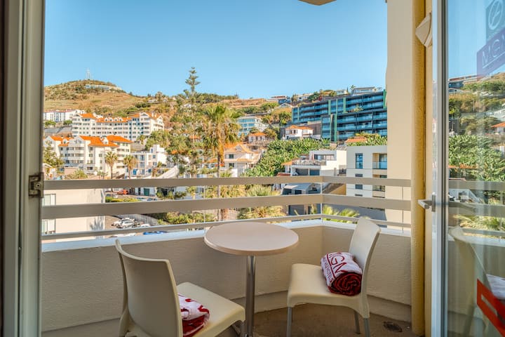 Beachfront Hotel: Outdoor Pool, Mountain View - Funchal