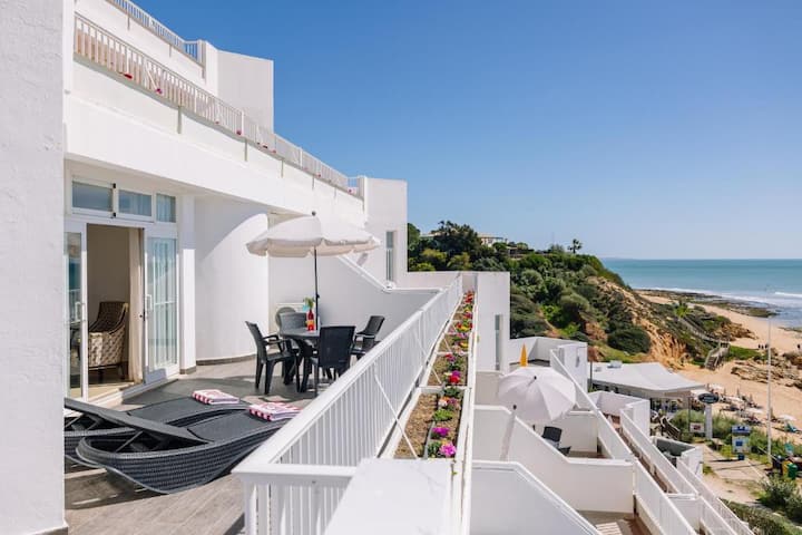Beach Break! 2 Relaxing Suites, Beachfront, Pool! - Albufeira