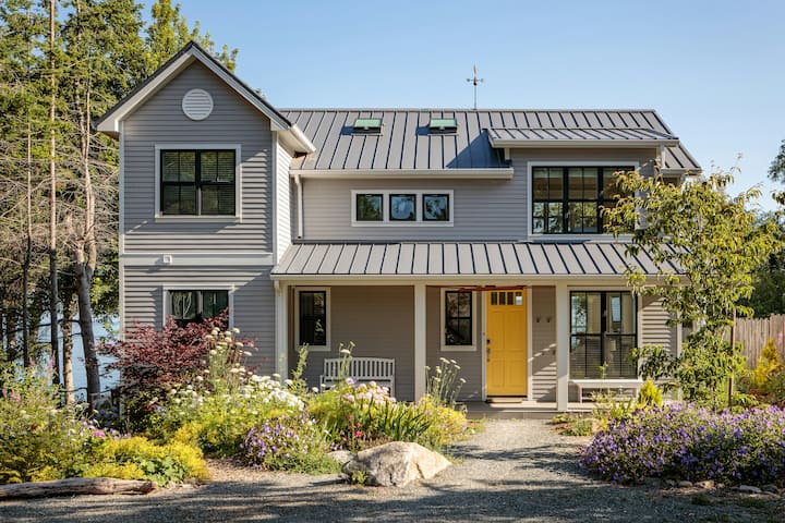 Stunning 4br Oceanfront | Fireplace | Deck - Orcas Island, WA