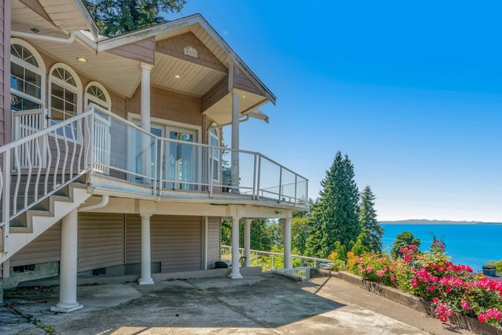 3br Water-view Home With Fireplace, Deck, Tub, W/d - White Rock