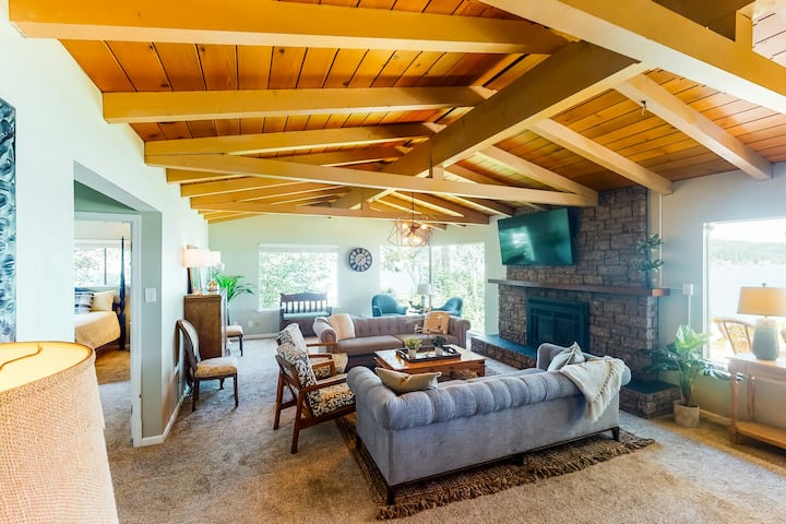 3br Waterfront Oasis With Fireplace & Deck Views - Poulsbo, WA