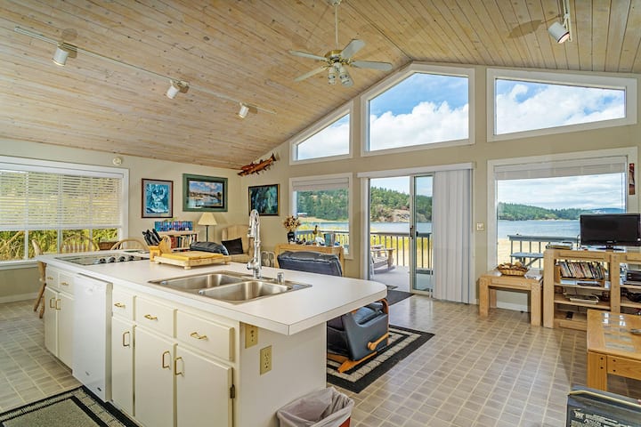 Modern 2br Bayview | Woodstove | Deck | W/d - San Juan Islands, WA