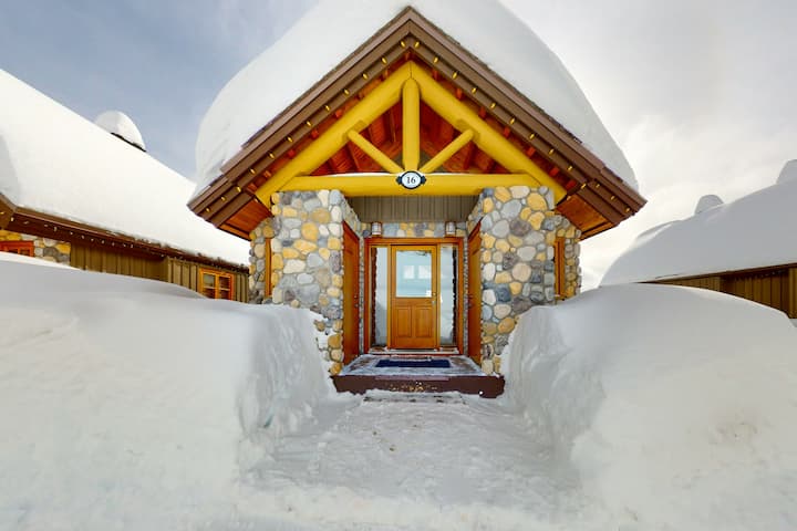 Ski-in/out 2br With Private Hot Tub & Grill - Big White Ski Resort, BC