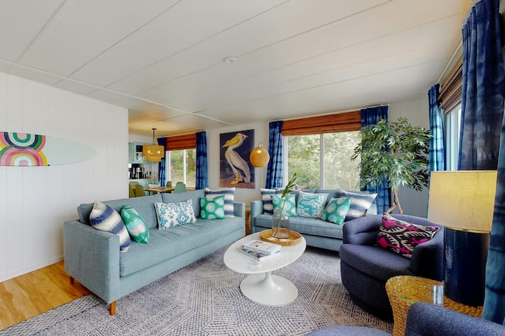 3br Soundfront Home W/ Vibrant Finishings, Firepit - Coupeville, WA