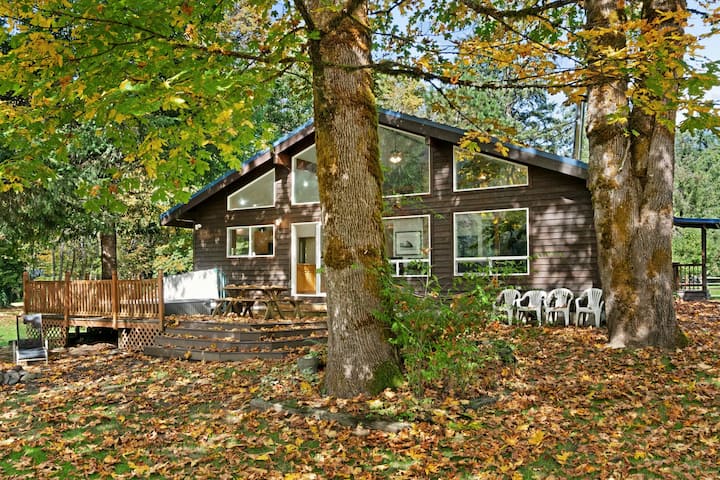 2br Riverfront Dog Friendly | Hot Tub - Skykomish, WA
