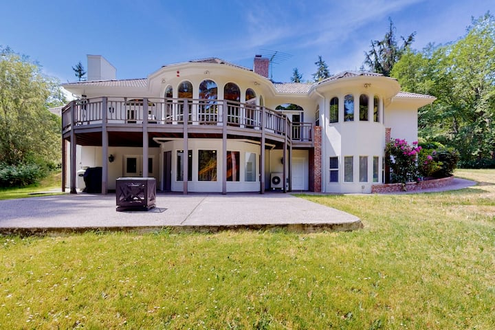 Custom, Dog-friendly 3br On 5 Lakefront Acres - Whidbey Island, WA