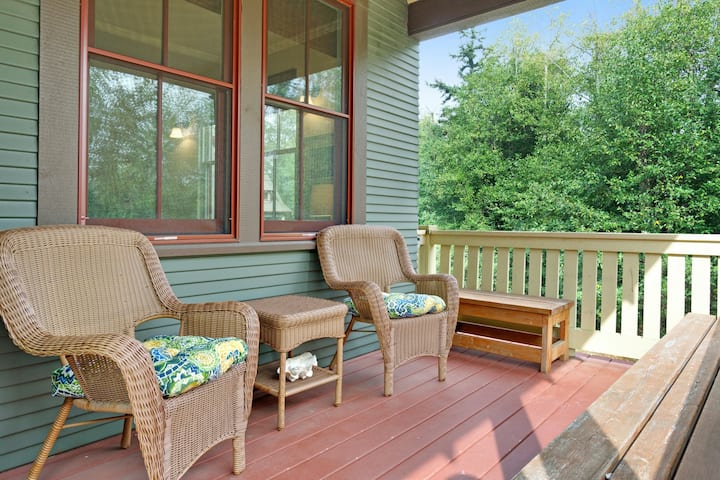Cheerful 3br Waterview | Fireplace | Deck - Eastsound, WA