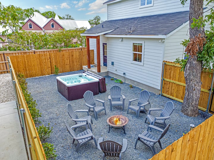 The Noir: Hot-tub + Firepit 3 Blks To Main Street! - Fredericksburg, TX
