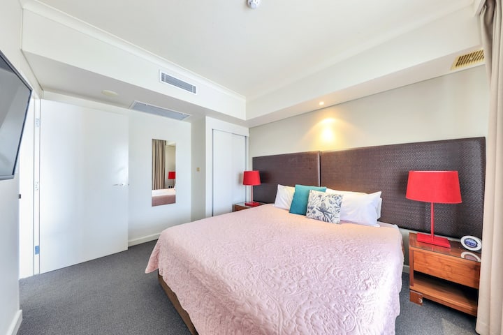 Resort Style City View W/ King Bed, Pool, Balcony - Darwin