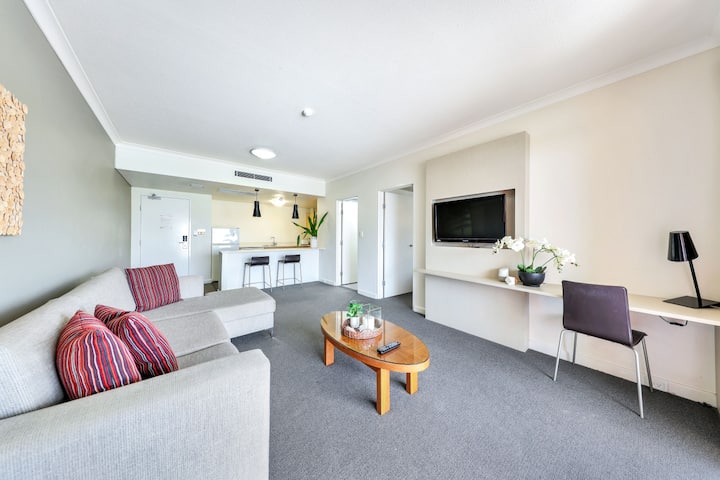 Resort Style City View W/ King Bed, Pool, Balcony - Darwin