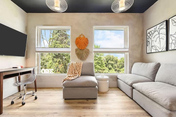 Beautiful Home, Outdoor Space, 2 Floor Privacy! - Homestead, PA