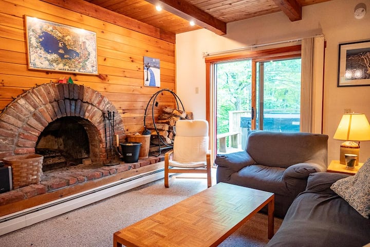 Charming Okemo Home: Hot Tub, Fireplace, Sleeps 9 - Ludlow, VT