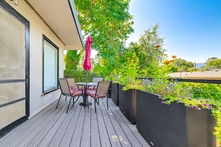 Grants Pass Getaway W/ Expansive Deck! - Grants Pass, OR