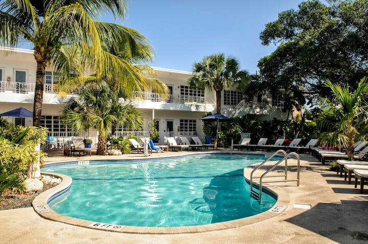Spacious Miami Beach 2 Bedroom Apt, Kitchen & Pool - Miami Beach, FL