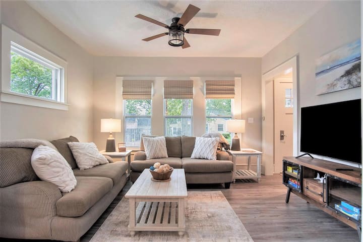 Palmer House Retreat - A Great Muskegon Getaway! - Muskegon, MI