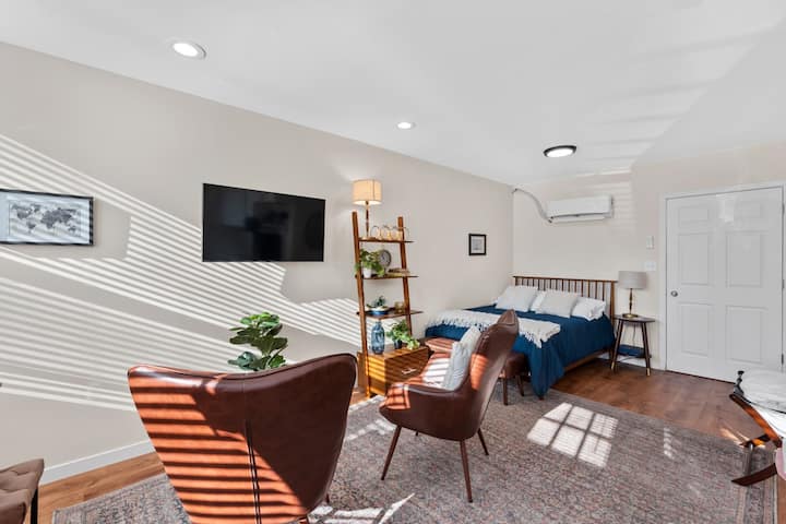 Private Studio Unit Near Downtown | Walker's Point - Milwaukee