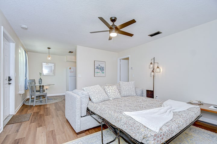 Central Apt: Heated Pool, Pets Ok, W/d On Site - Pinellas Park, FL