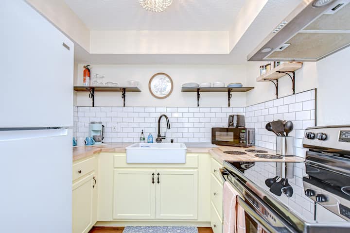 Central Apt: Heated Pool, Pets Ok, W/d On Site - Pinellas Park, FL